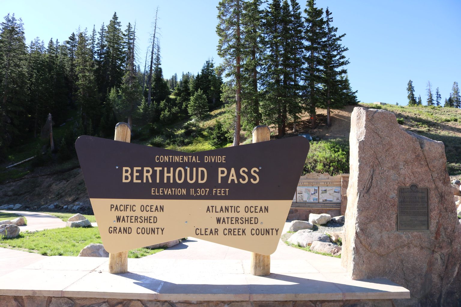 Crossing Berthoud Pass (US 40) in the Rockies - Parks & Trips
